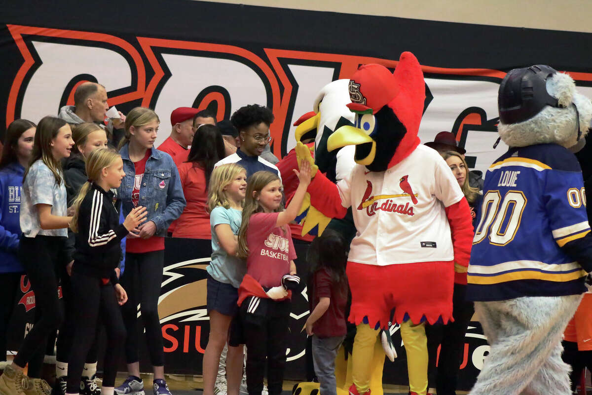 Holding court: SIUE win celebrates mascot's birthday