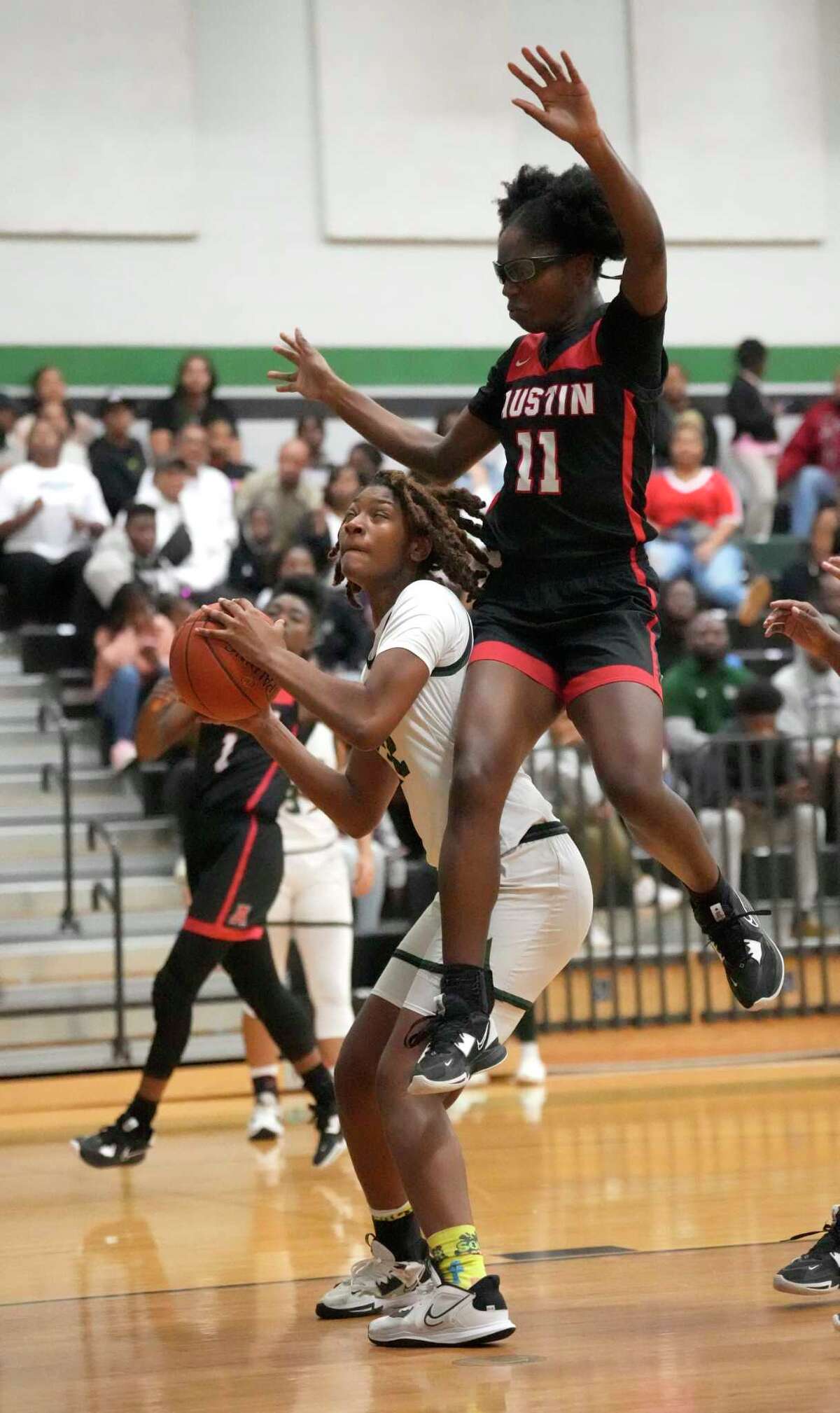 Fort Bend Austin Bulldogs take down Hightower Hurricanes