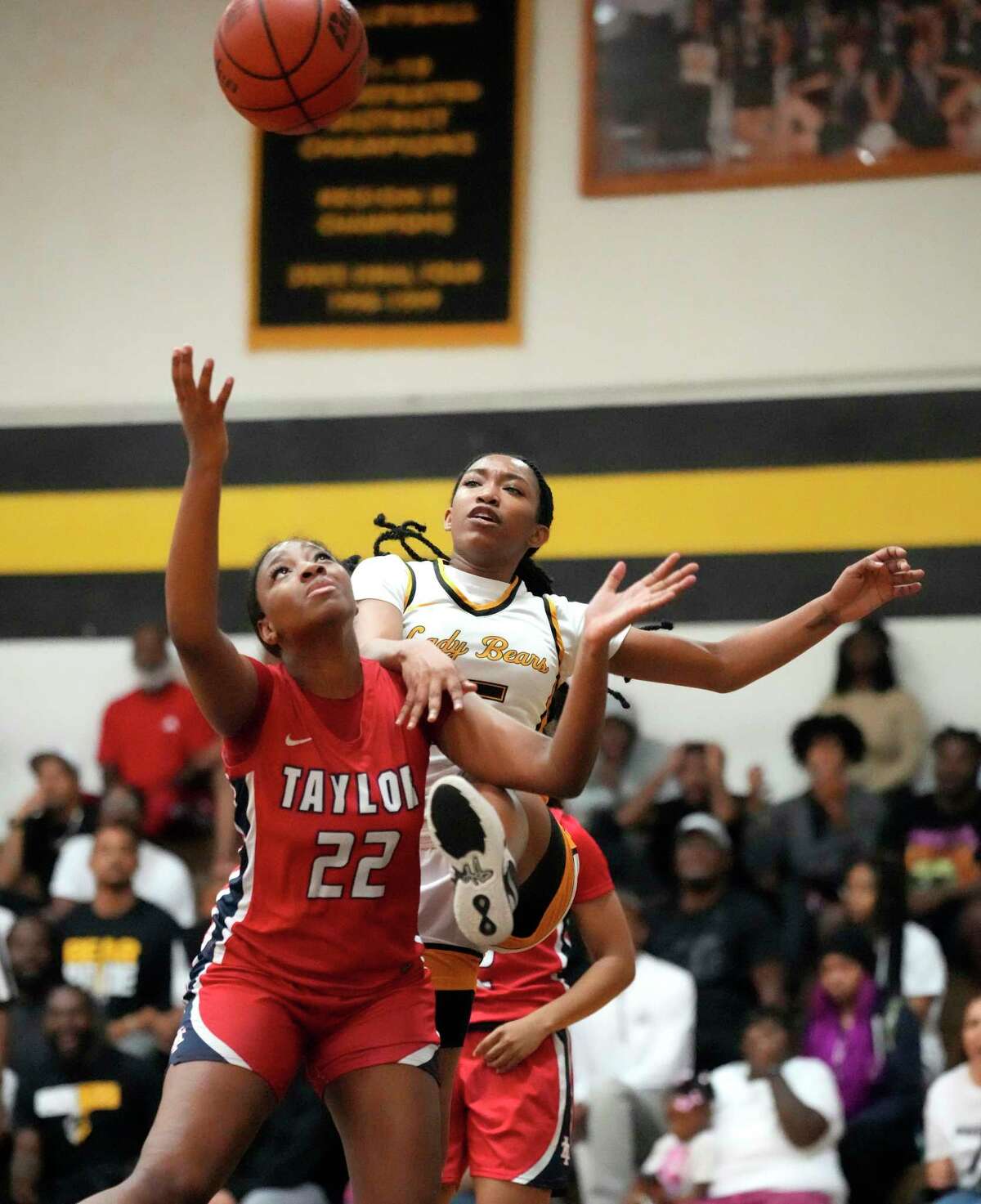 Late run separates rivals Hastings, Alief Taylor