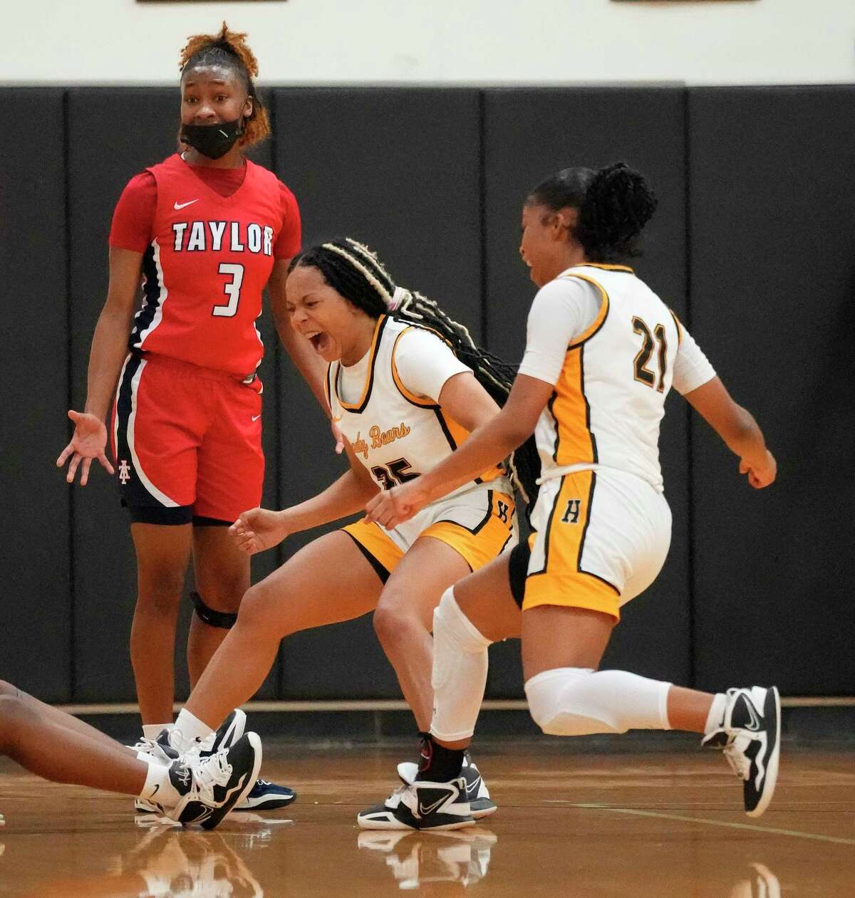 Late run separates rivals Hastings, Alief Taylor
