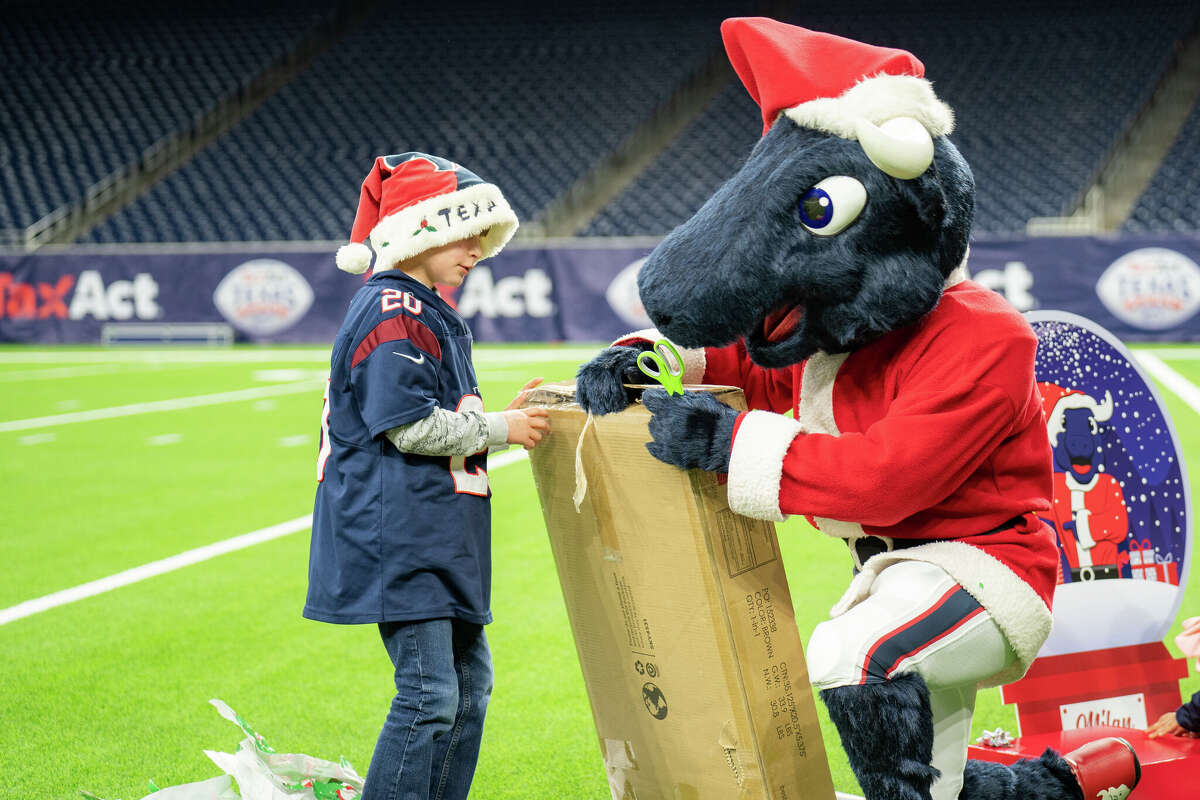 Texans' Santa TORO surprises Kingwood boy with special needs