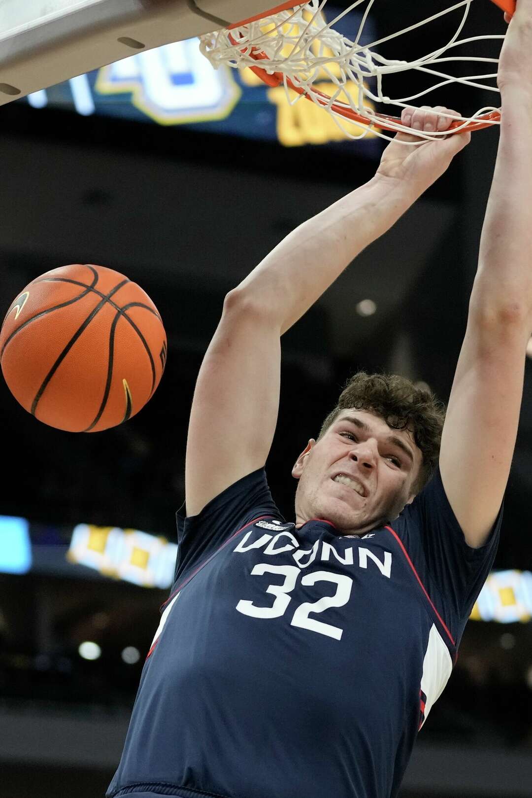 NBA scouts size up UConn's 7-foot-2 freshman Donovan Clingan