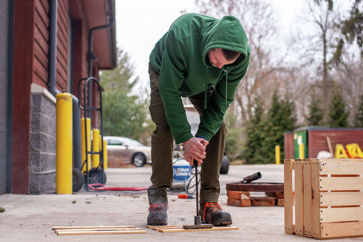 Midland arborist repurposes wood at Dow Gardens