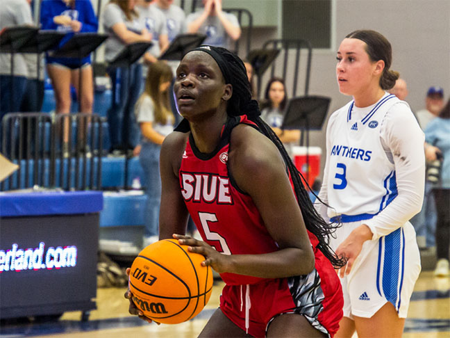Thatha gets big double-double, but Cougars drop OVC date at Eastern
