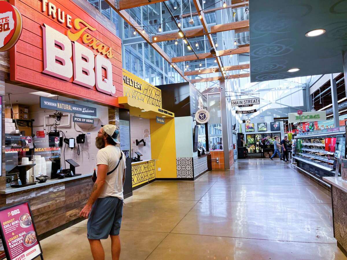 H-E-B adding bars and restaurants to attract customers