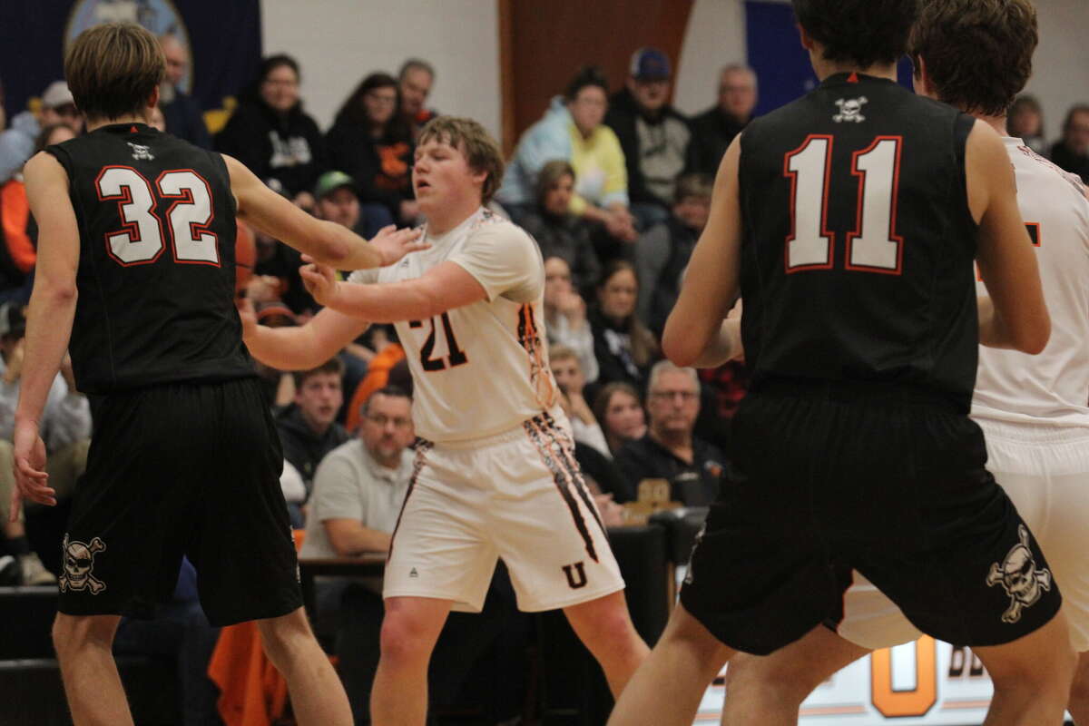 Ubly boys hoops clips Harbor Beach with three-pointers