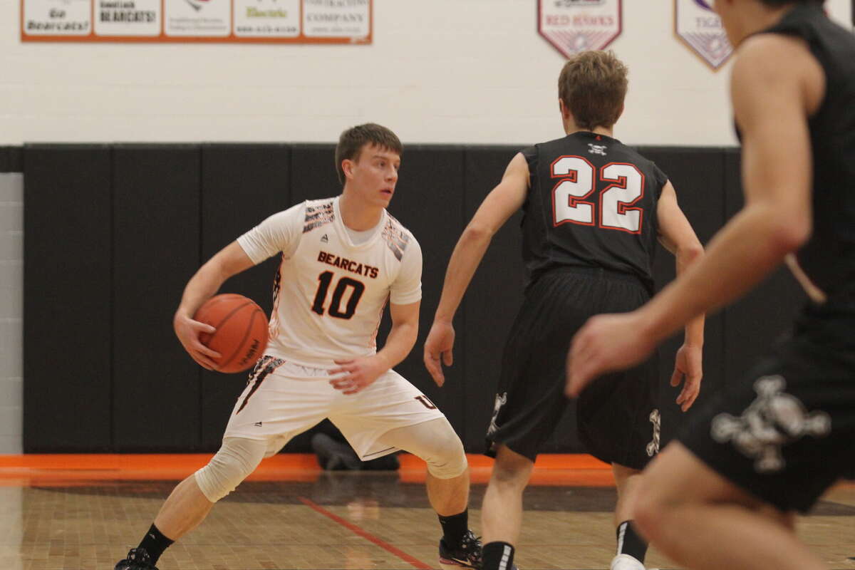 Ubly boys hoops clips Harbor Beach with three-pointers