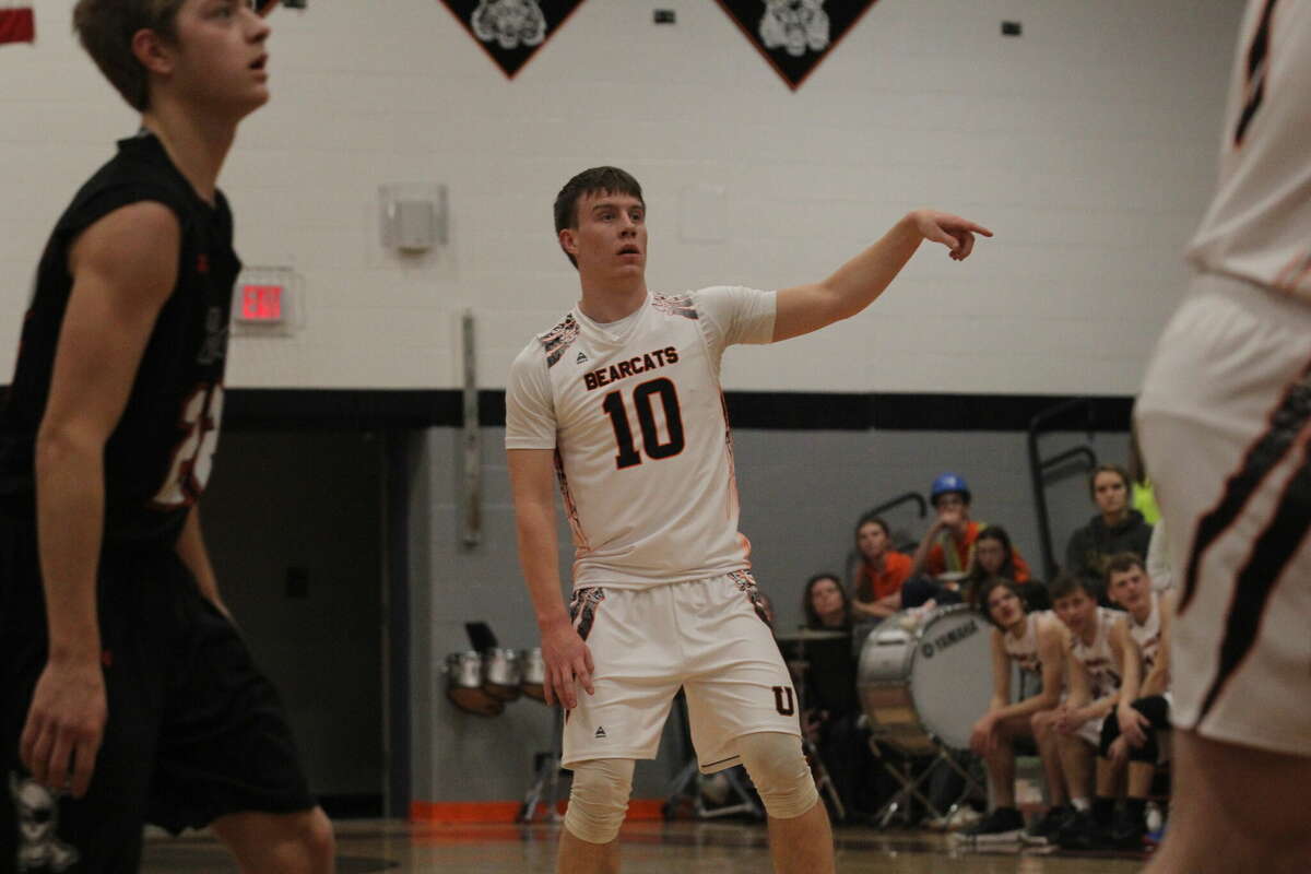Ubly boys hoops clips Harbor Beach with three-pointers
