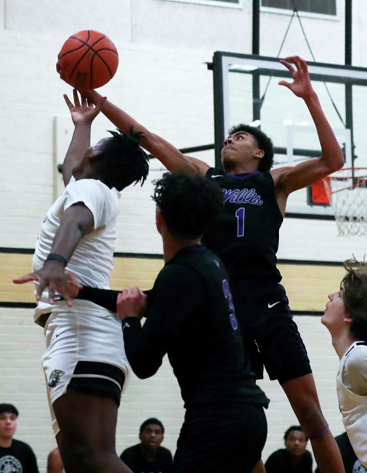 Conroe pulls away late to thwart Willis
