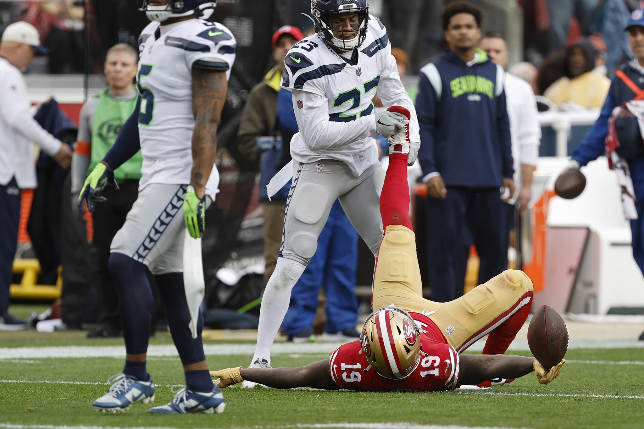 This angle better shows 49ers' Shanahan's fury after dirty play