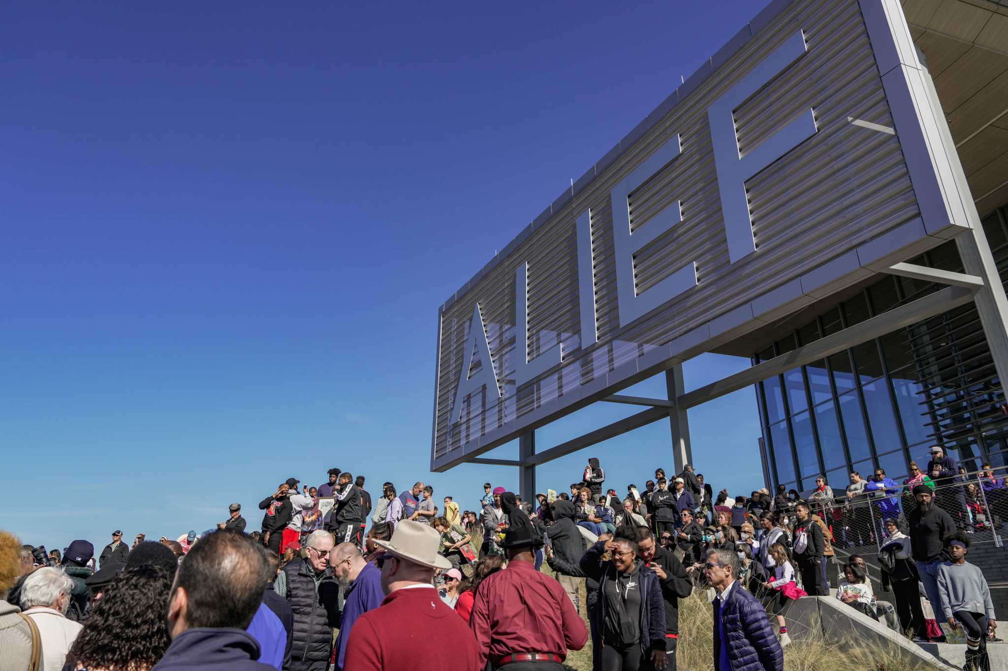 Alief Neighborhood Center opens doors to hundreds of community members
