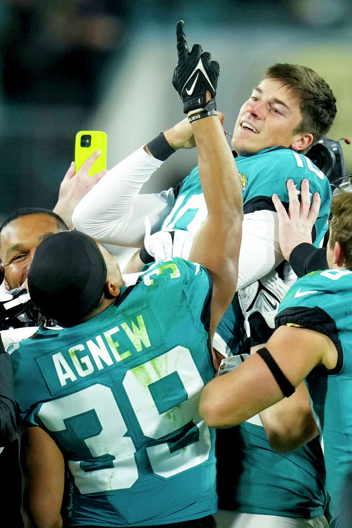 Edwardsville's Riley Patterson kicks game-winning field goal for Jaguars