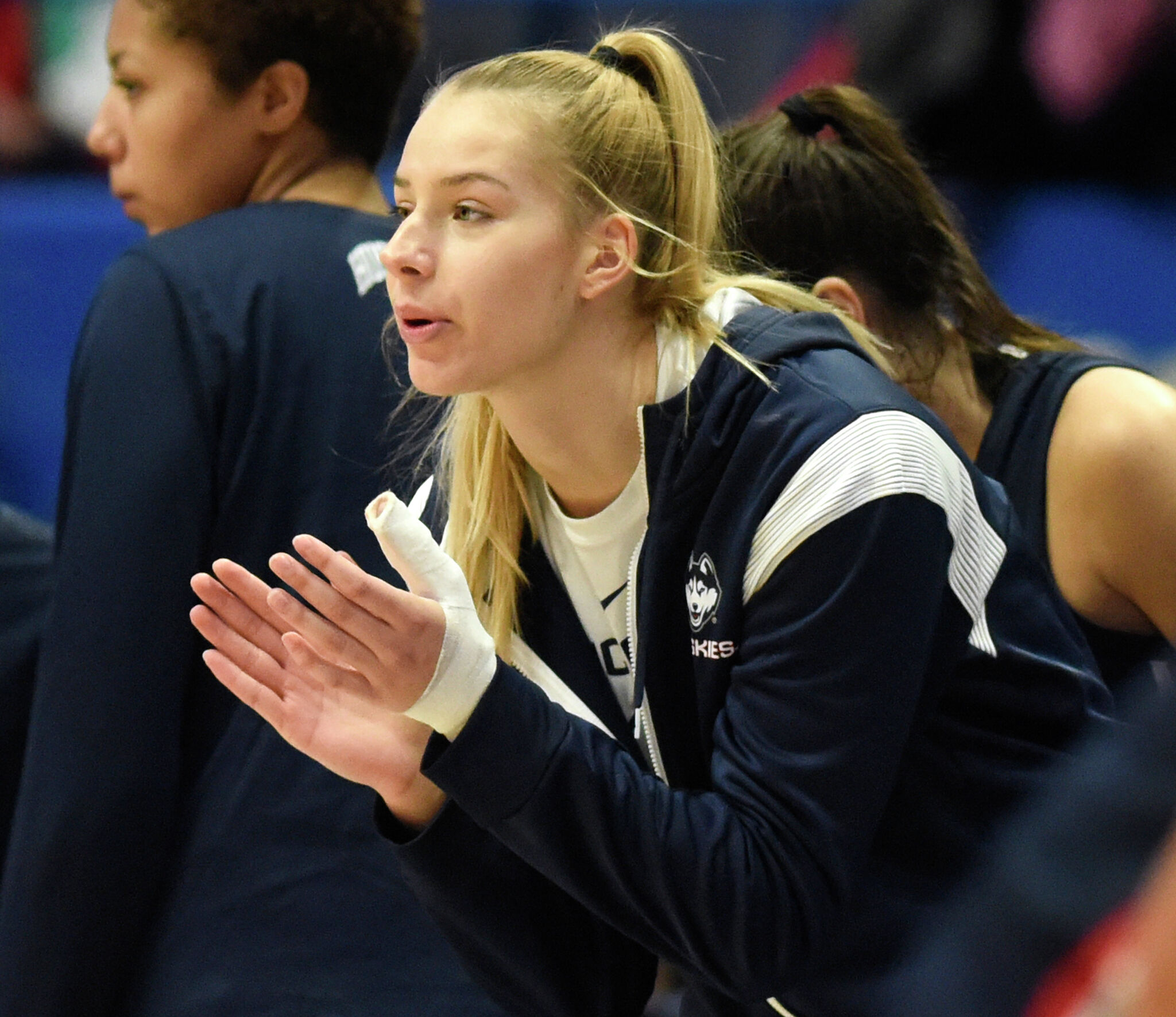 UConn's Dorka Juhász, Amari DeBerry do 'word sneak' with media