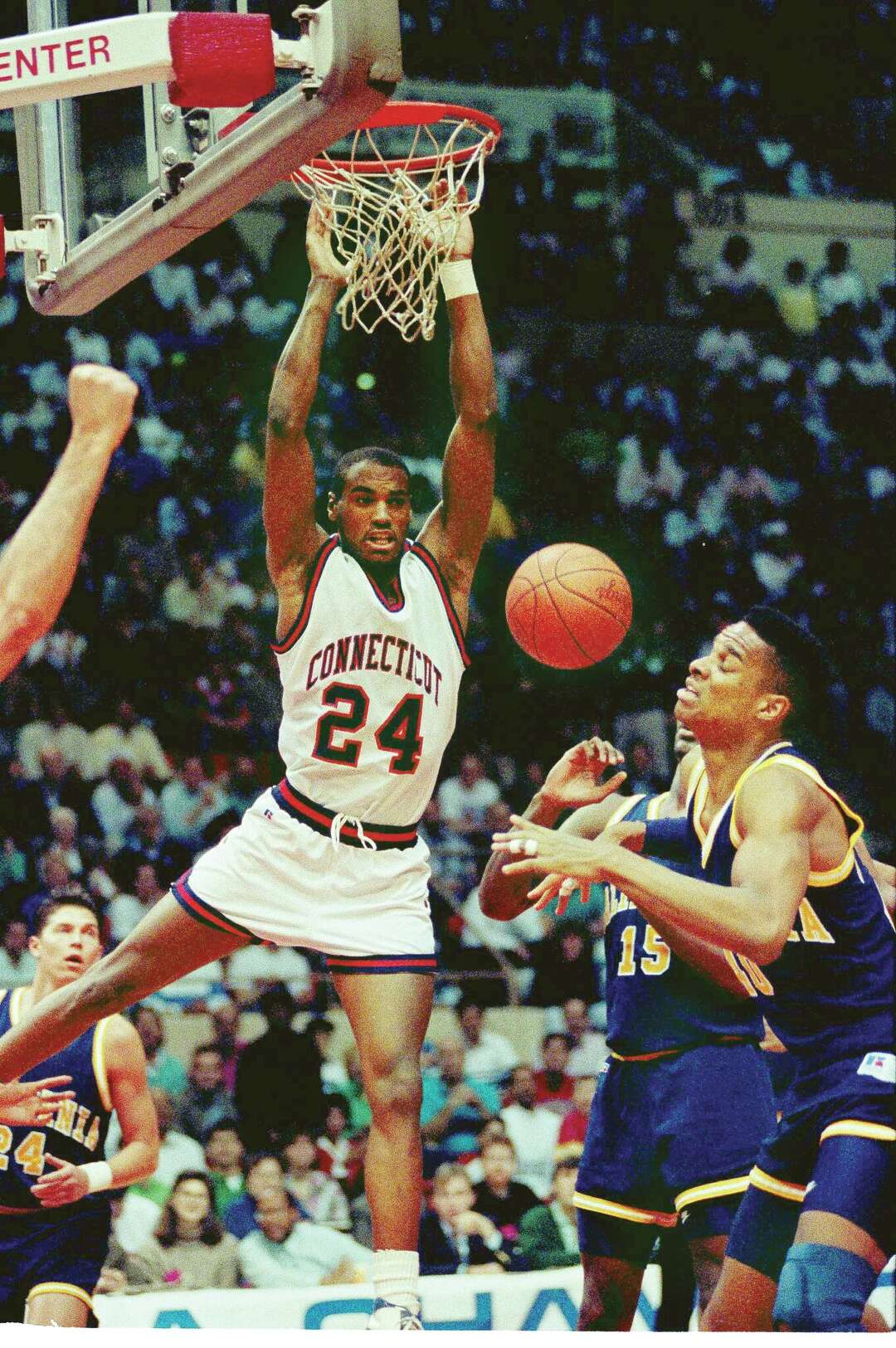 Former UConn greats support CT college basketball at fundraiser