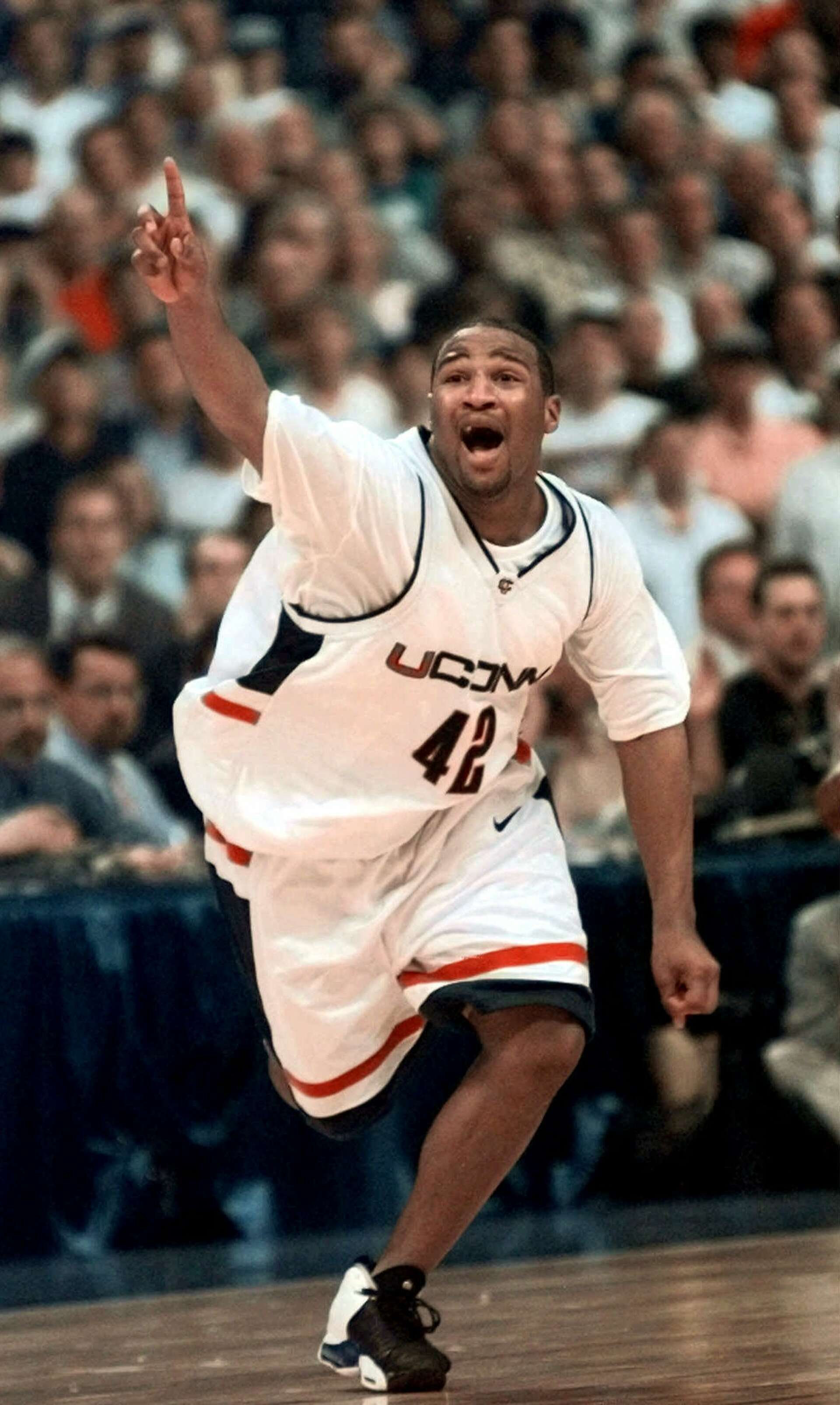 Khalid El-Amin earns long-sought UConn degree