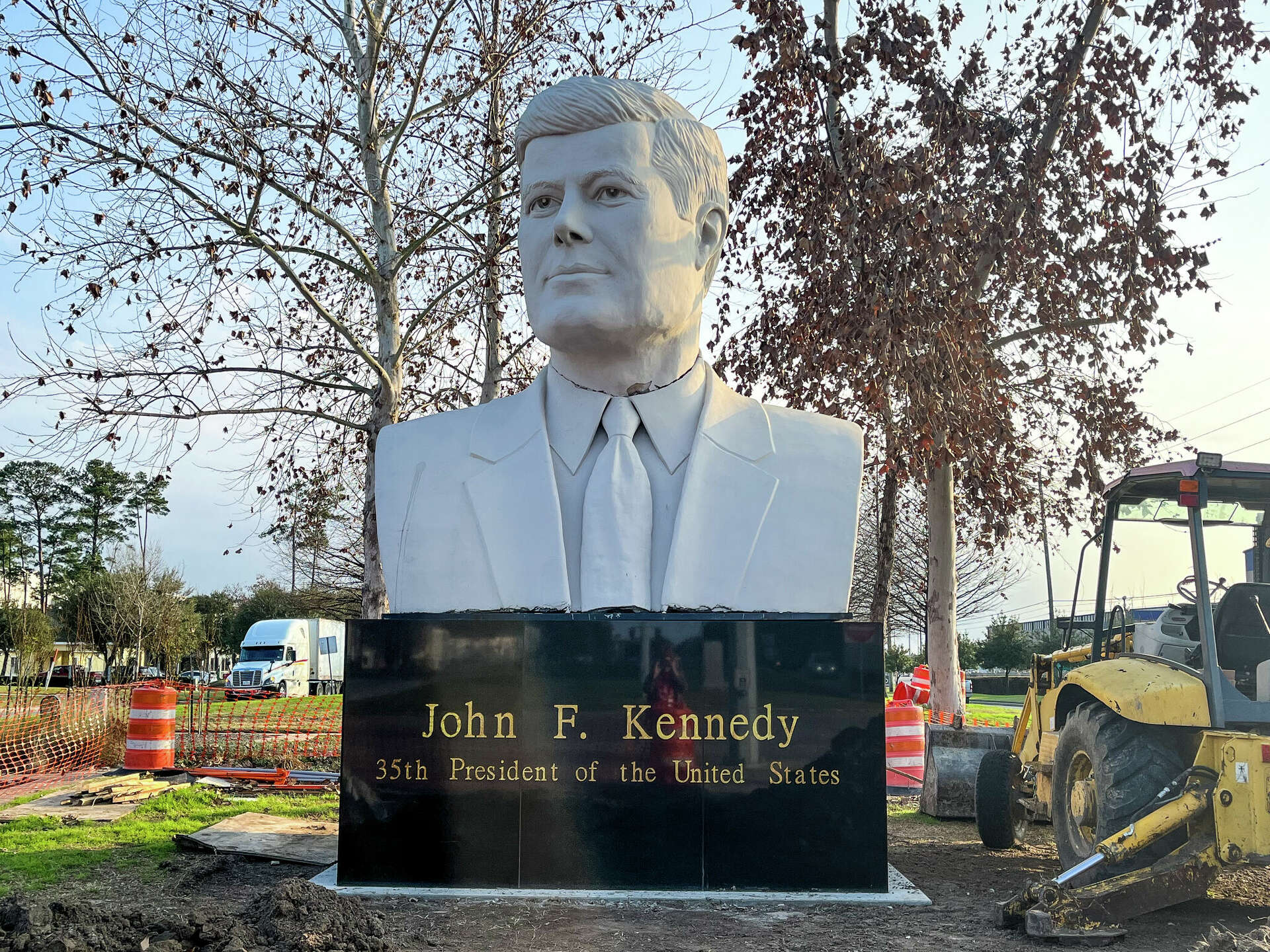 Popular Houston artist erects massive JFK bust near IAH
