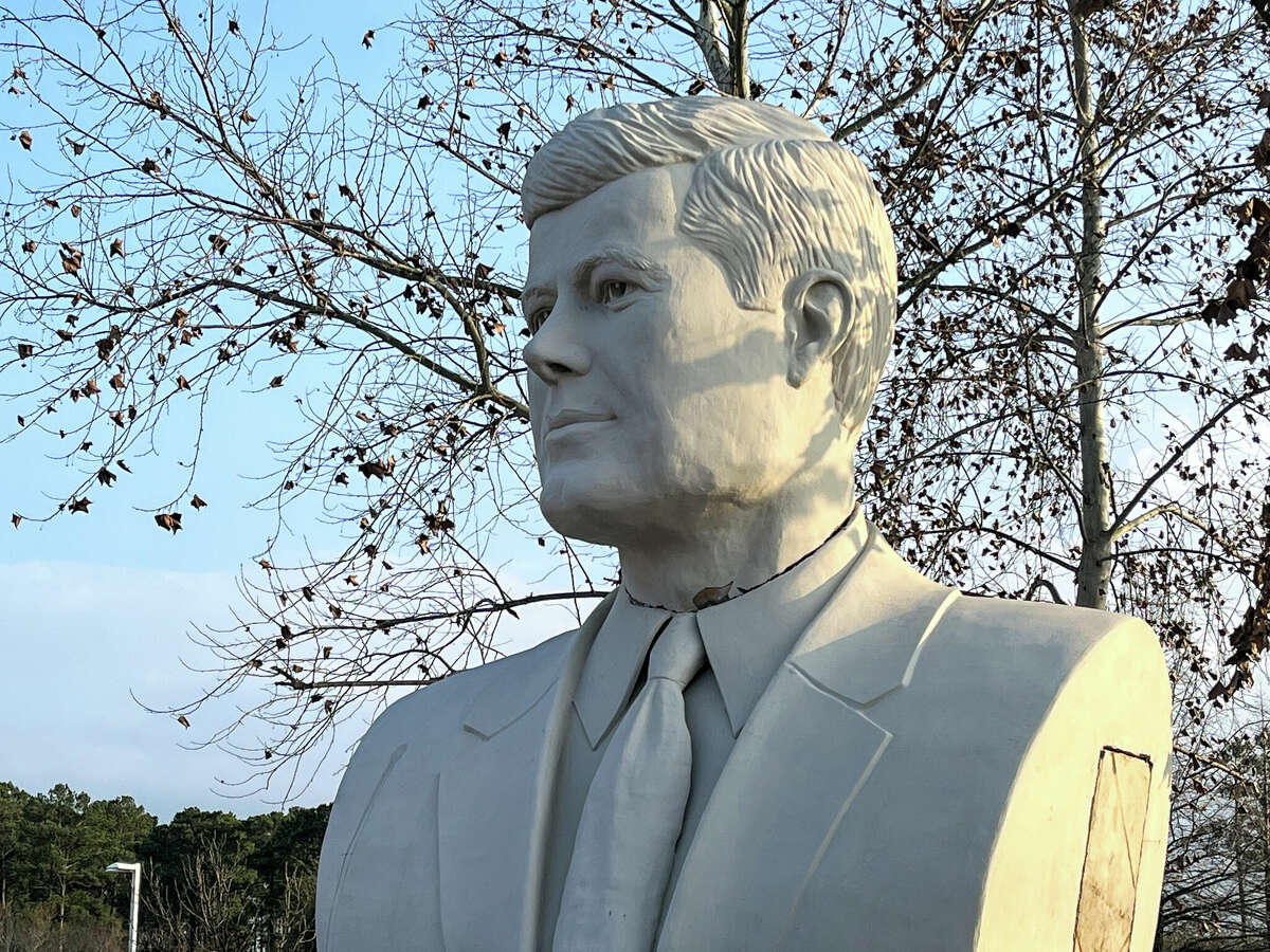 Popular Houston artist erects massive JFK bust near IAH