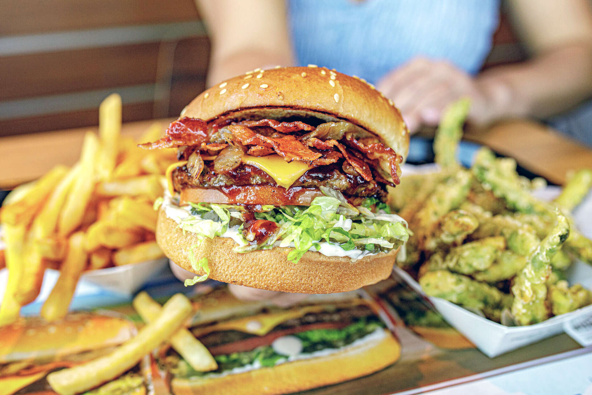 Burger chain offering free burgers at new Oakland restaurant