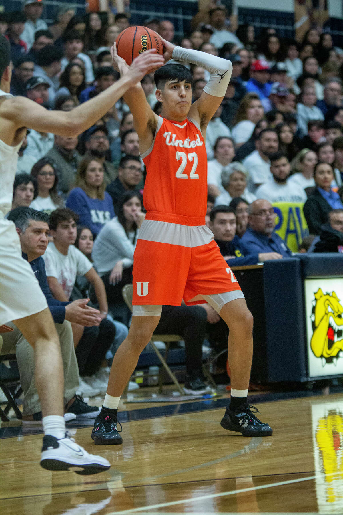 United beats Alexander 61-42 on the road