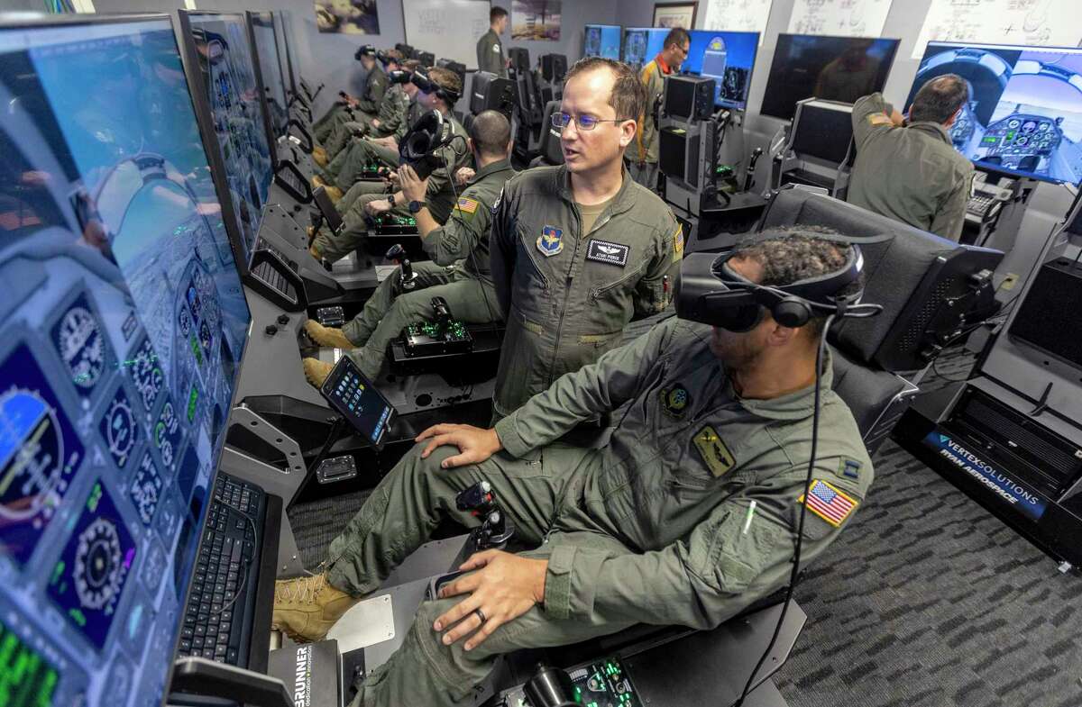 Speedier Air Force pilot training leans on tech — but the human brain ...