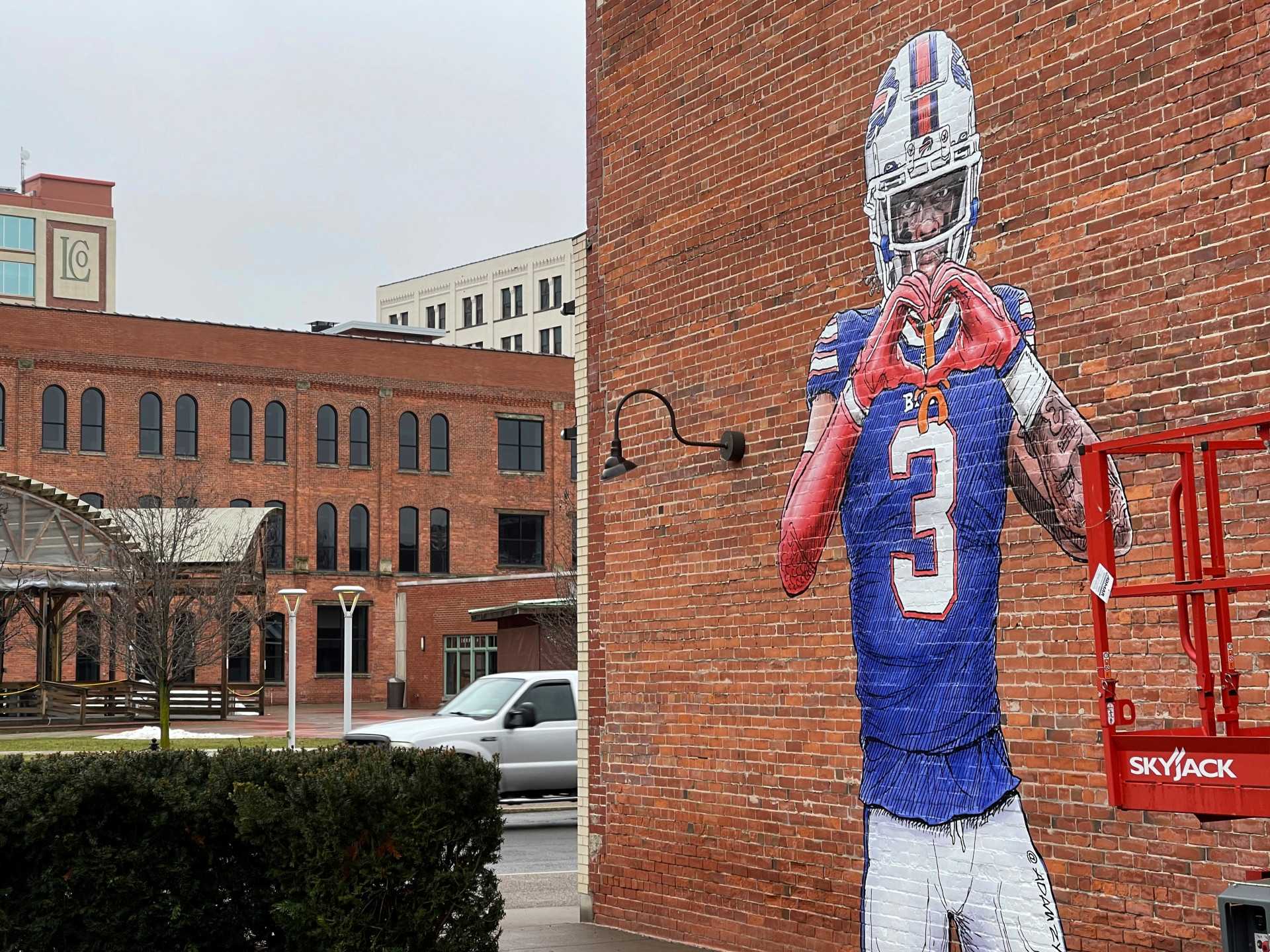 Bills' Hamlin attends 1st game since collapse, waves to fans
