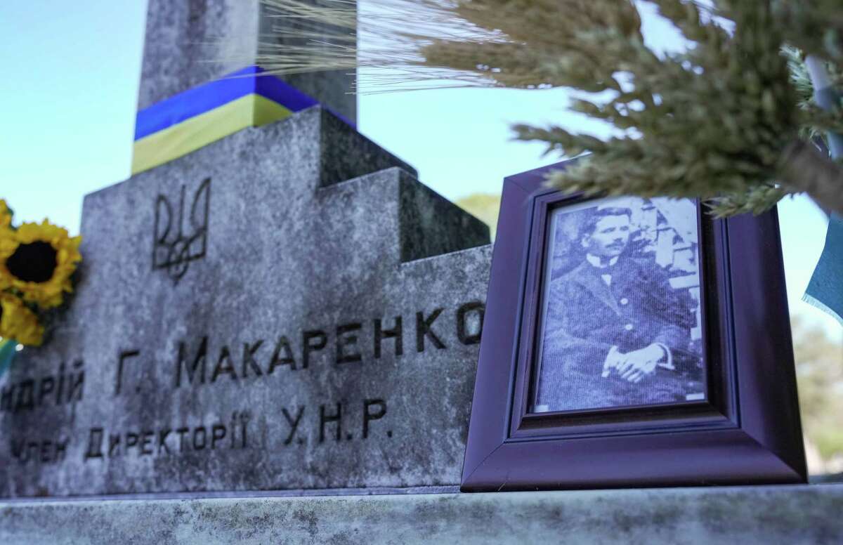 Houston Ukrainians honor former leader at East End grave