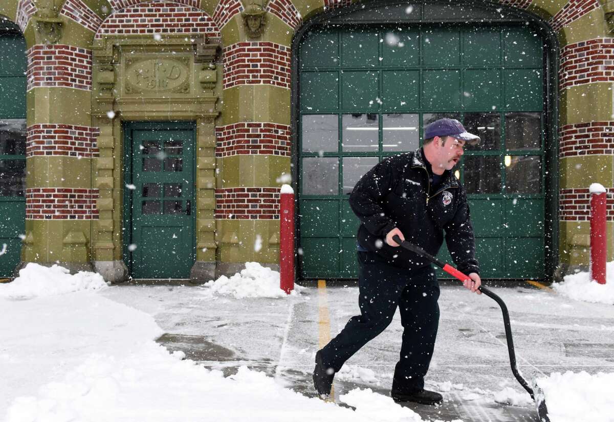 Heavy snow in Albany blamed for car crashes, power outages
