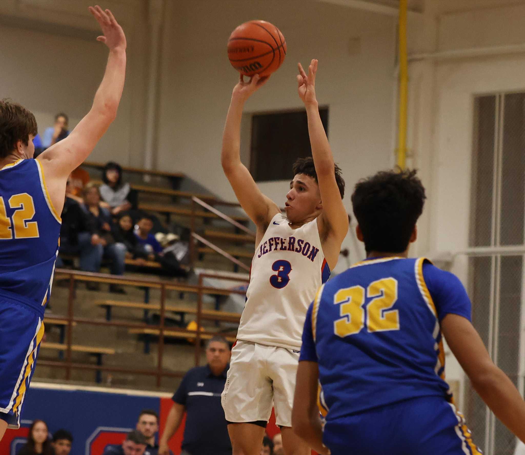 Jefferson boys basketball tops Highlands to stay atop 27-5A
