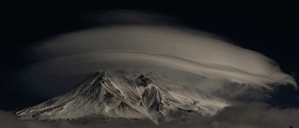 Lenticular cloud atop Calif.'s Mount Shasta puts on day-long show