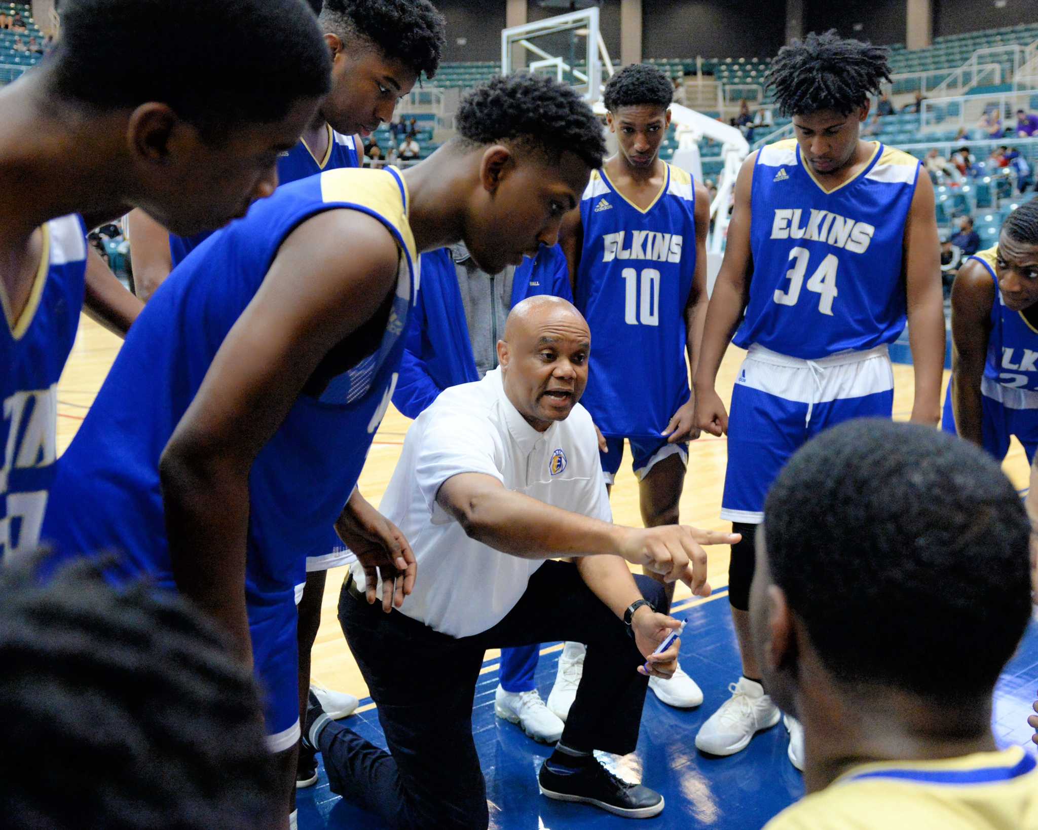 Elkins basketball coach Albert Thomas celebrates 500th career win