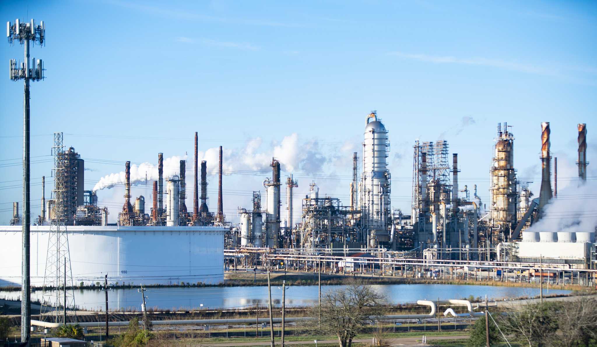 Exxon, Chevron earnings expected to rely on refining