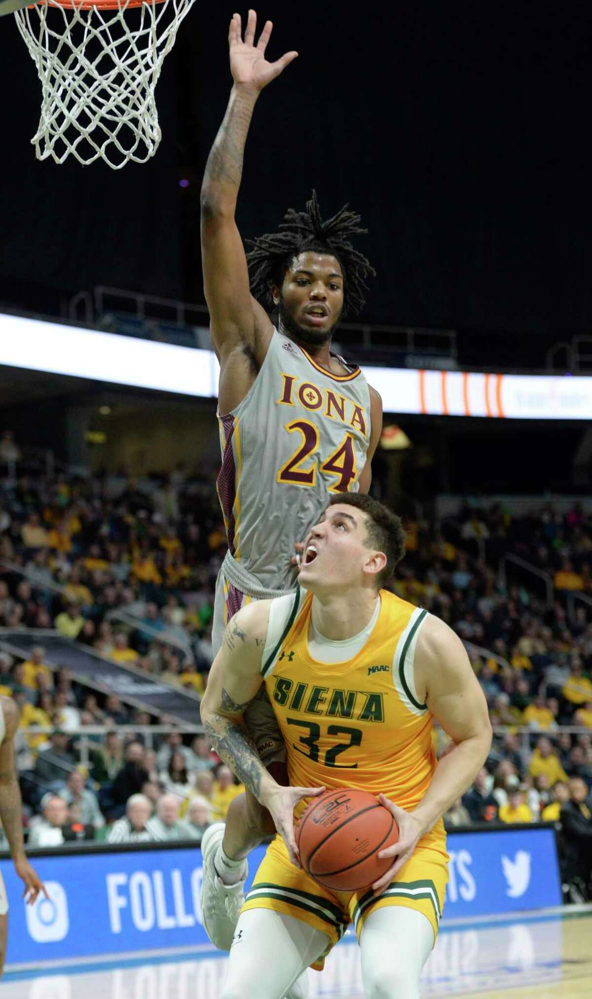 Siena men's basketball dominates Iona in battle for first place