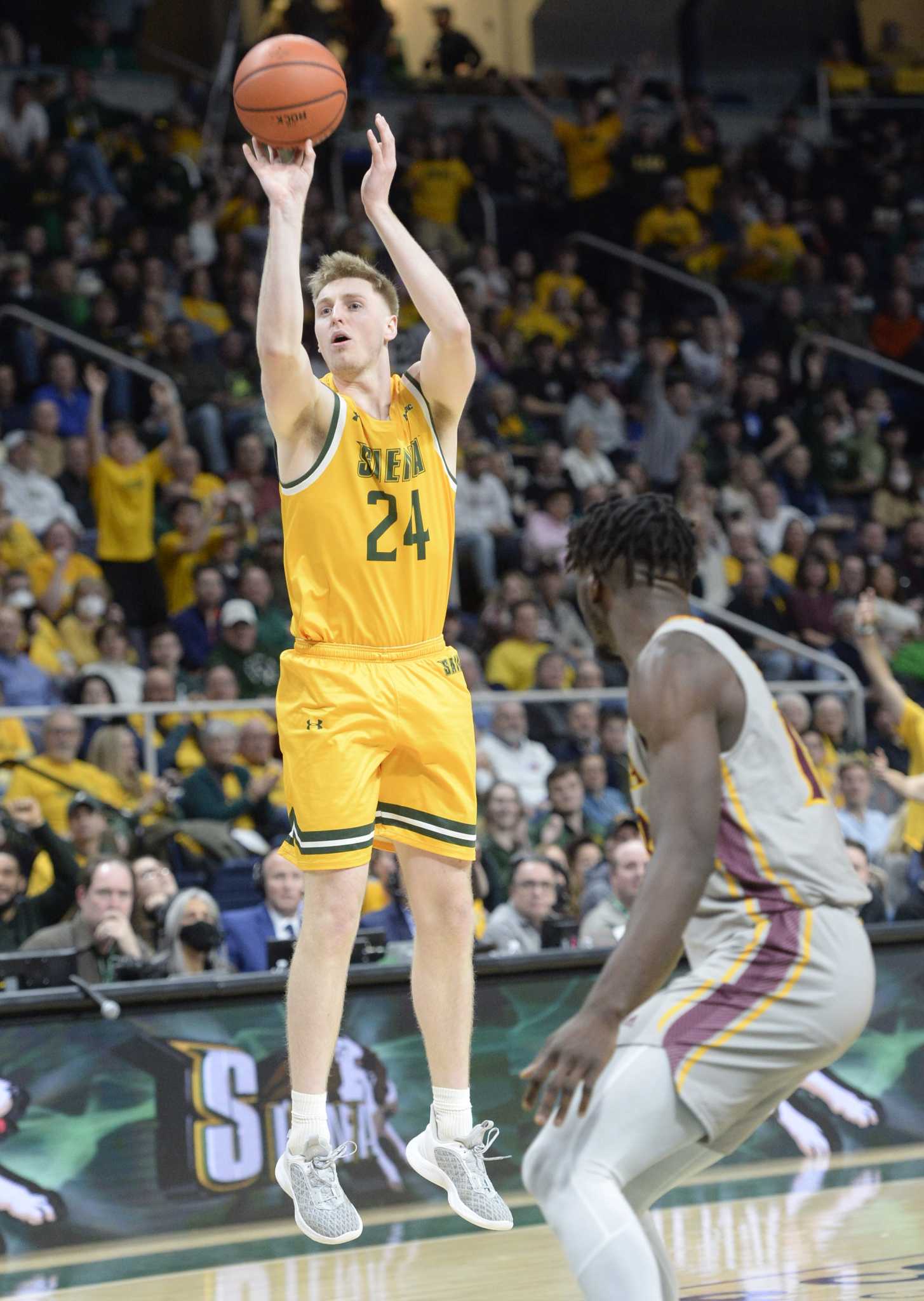 Siena men's basketball dominates Iona in battle for first place