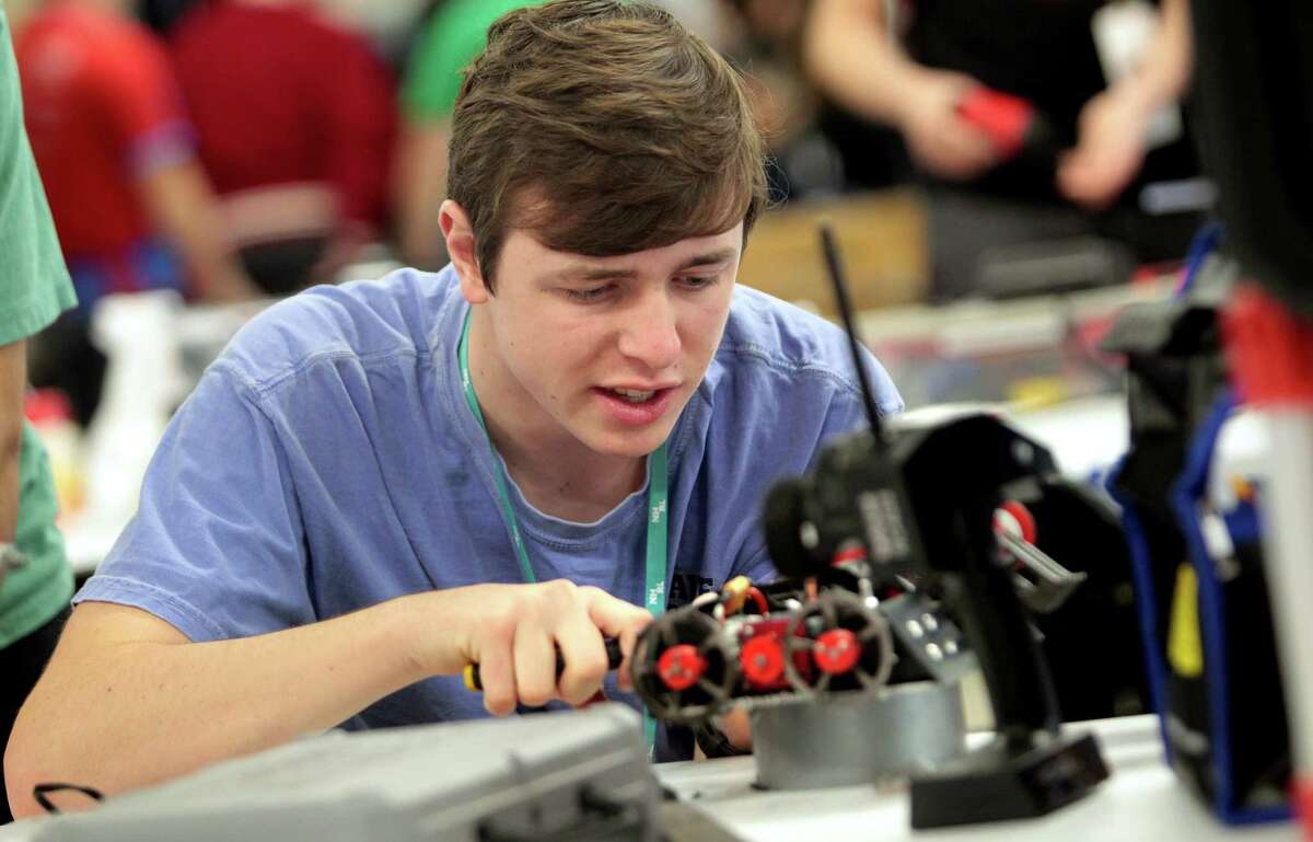 Darien High School robotics club competes for NHRL battlebots