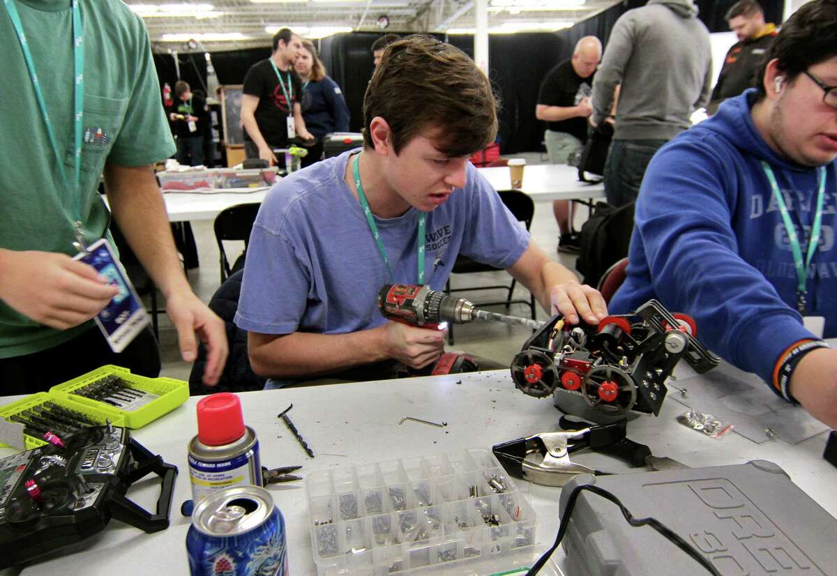 Darien High School robotics club competes for NHRL battlebots