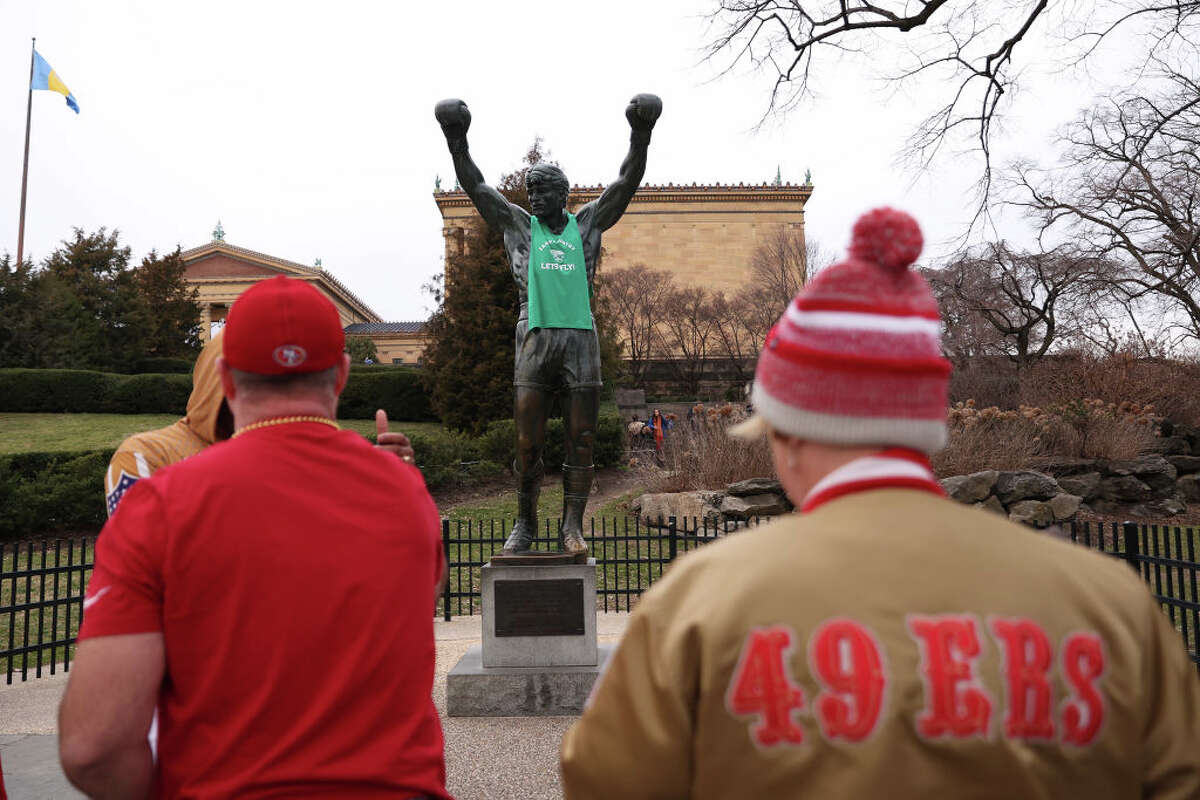 Eagles fans cringe at 49ers fans' chants at iconic statue