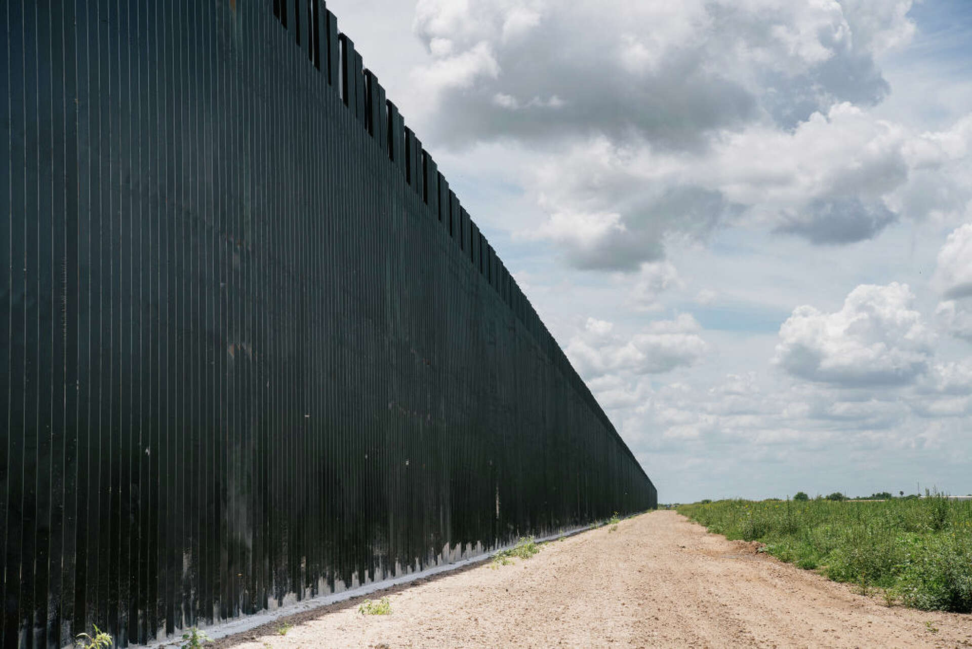 Feds award first contract to resume border wall construction in Texas