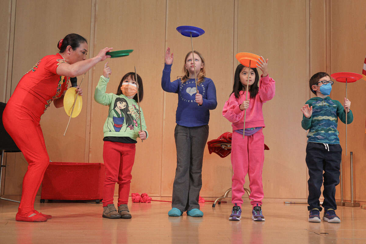 Li Liu Acrobat With 40plus Years Experience To Perform