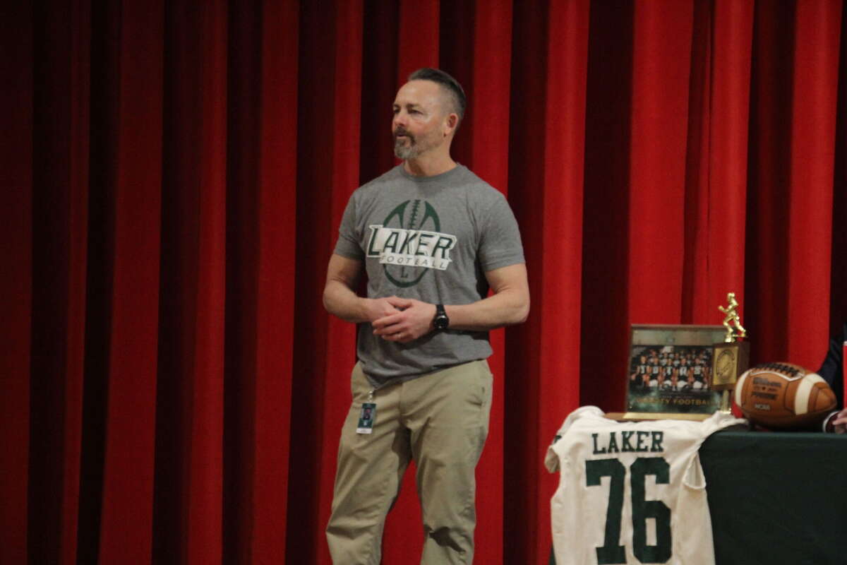 Luke Braun signs with Saginaw Valley State to play football