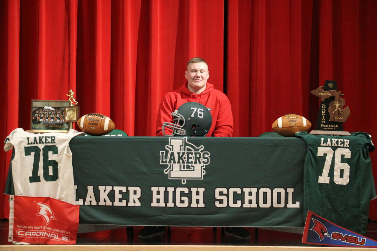 Luke Braun signs with Saginaw Valley State to play football