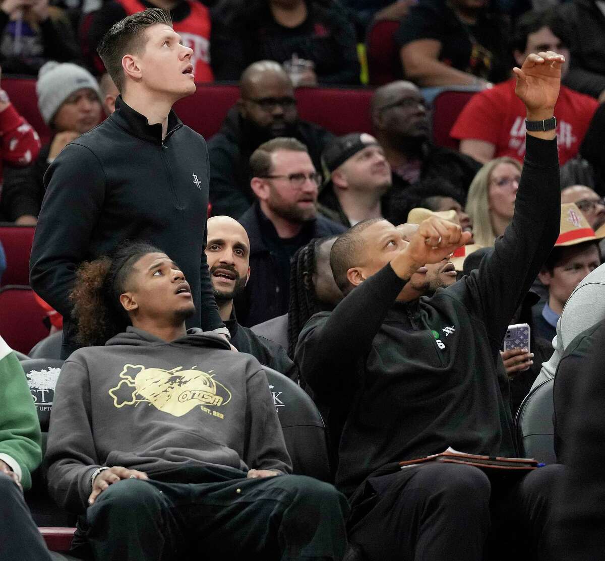 Houston Rockets: How the team decides to challenge calls