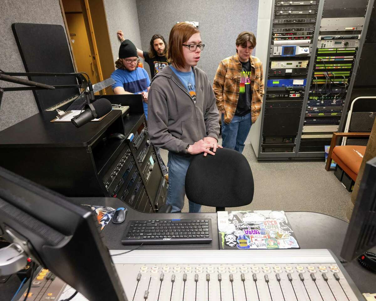 College radio streaming to survive in the digital age