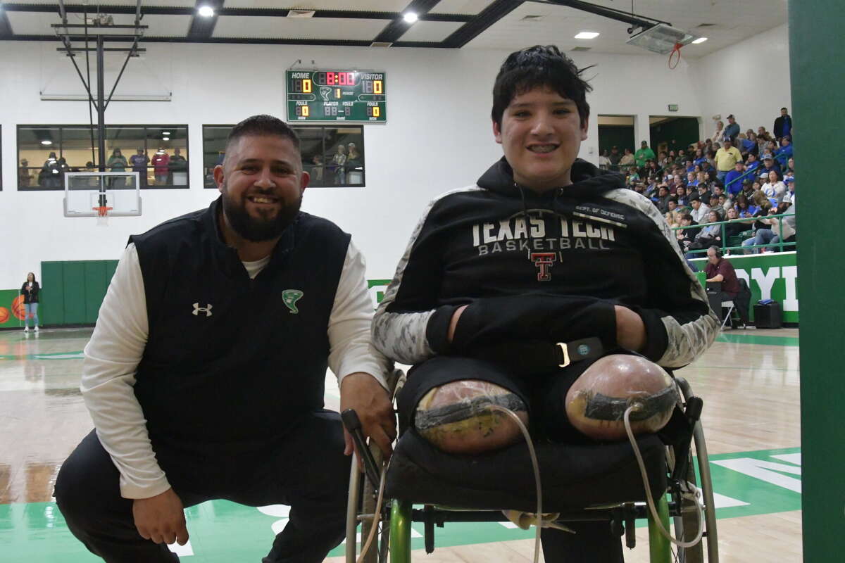 Floydada community gives back to 2 of its students