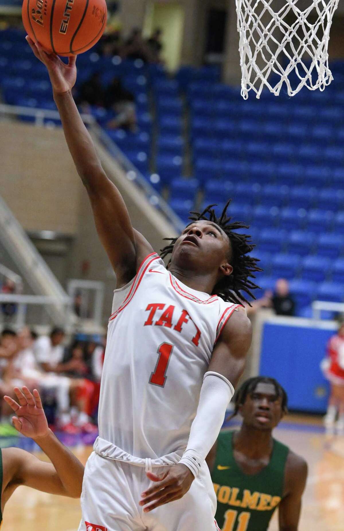 Boys basketball: Taft staves off rally to beat Holmes