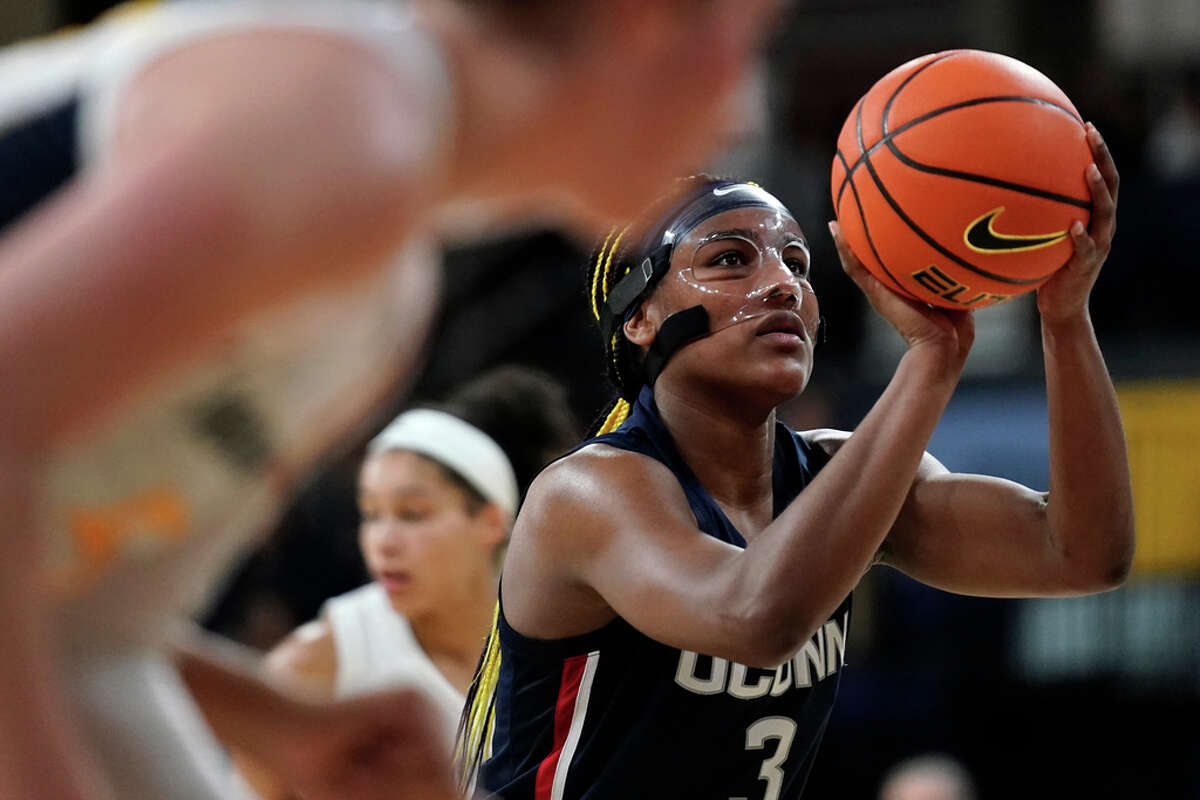 What UConn's Aaliyah Edwards learned from Kobe Bryant
