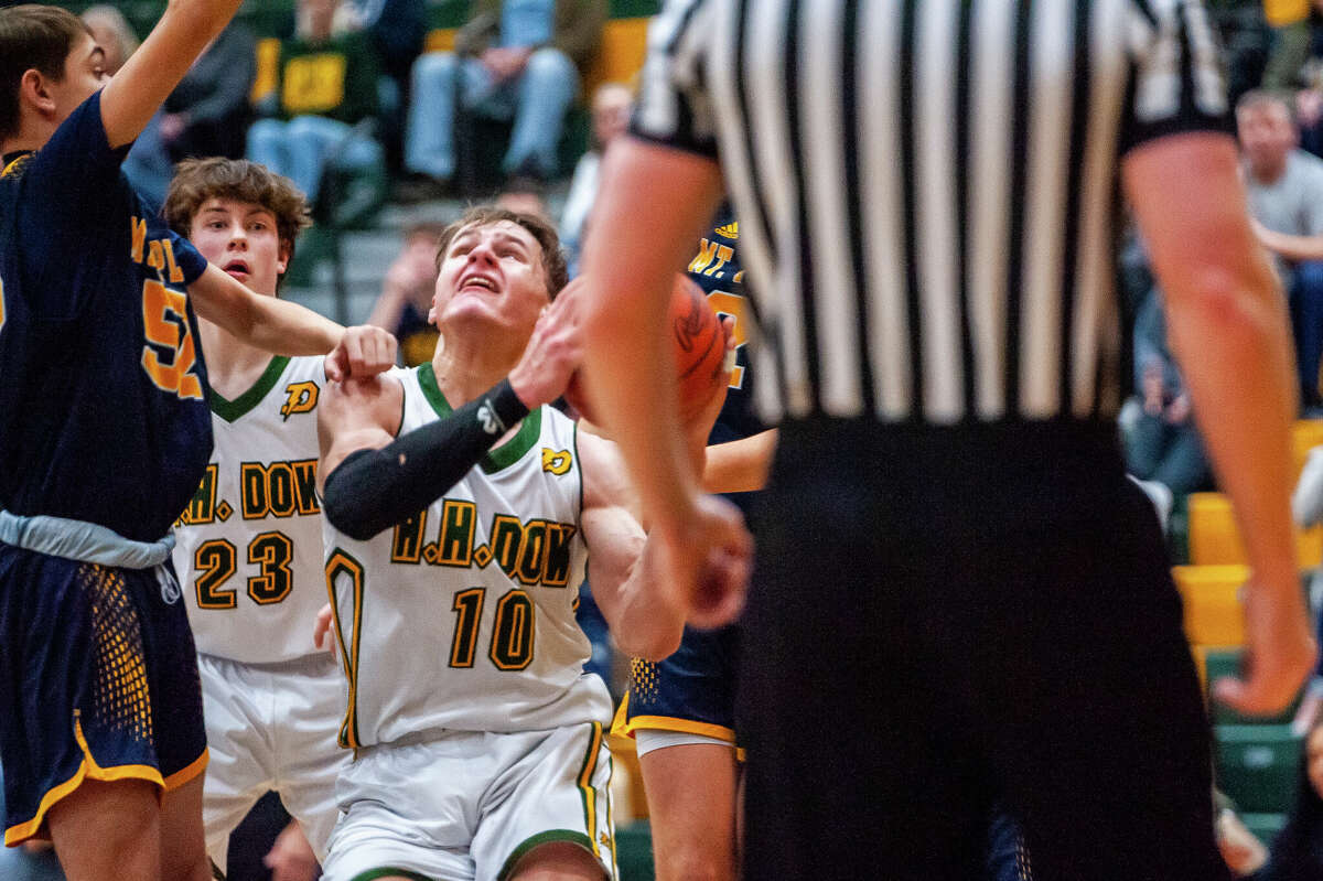 PHOTOS: Dow and Mount Pleasant high compete in boys basketball