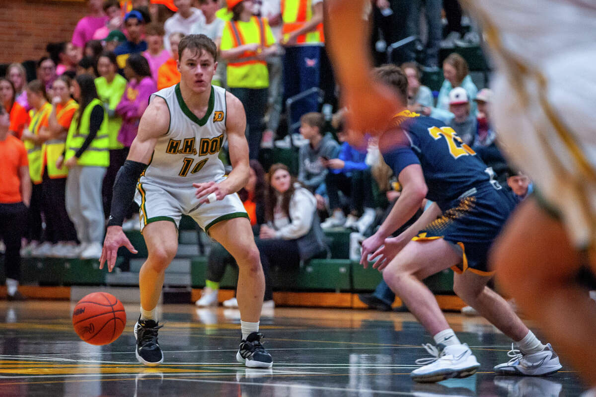 PHOTOS: Dow and Mount Pleasant high compete in boys basketball