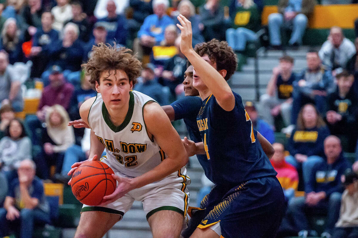 PHOTOS: Dow and Mount Pleasant high compete in boys basketball