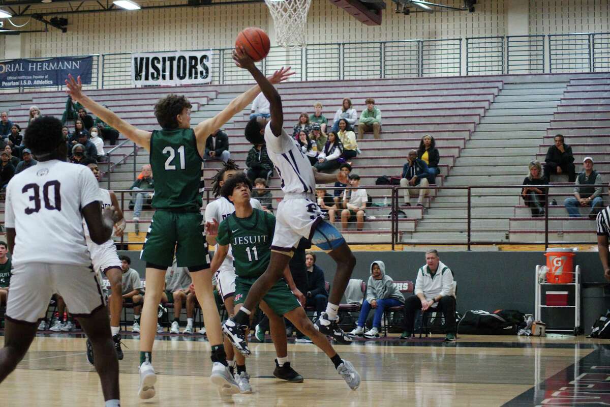 Strake Jesuit claws past Pearland in Buckelew's final home game