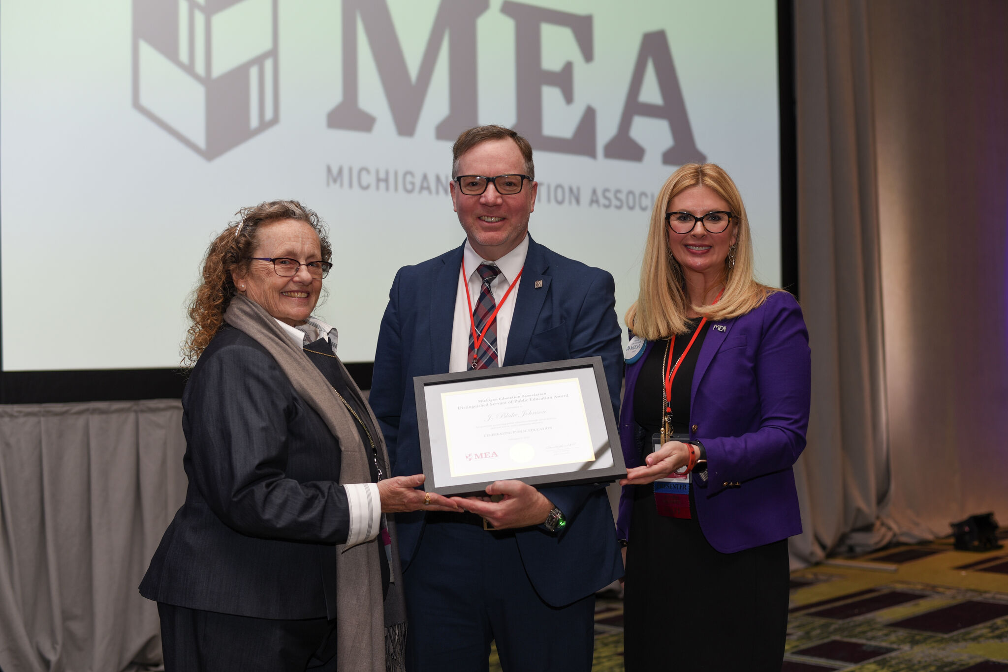 SVSU art professor receives Michigan Education Association award